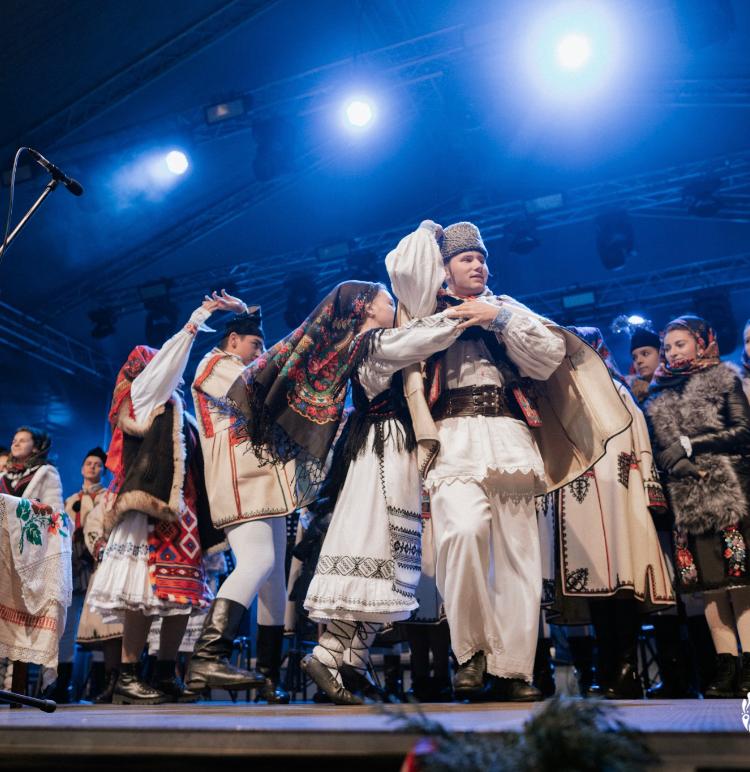 Folclorul românesc peste Ocean – SCHOOL Bit