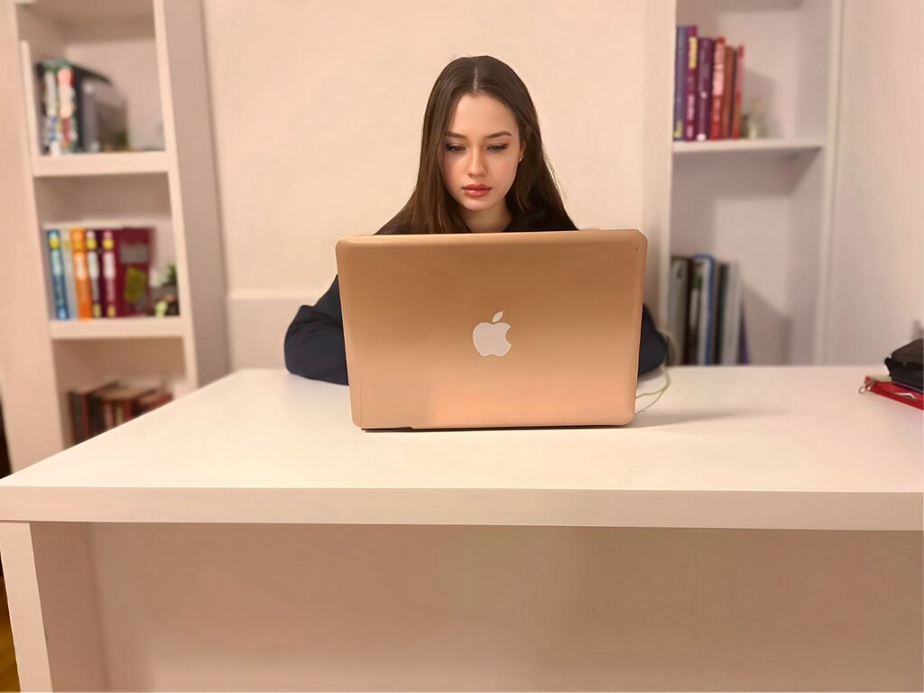 DIALOG CU O CAPODOPERĂ: Alexia în „Sărutul” lui Gustav Klimt – SCHOOL Bit